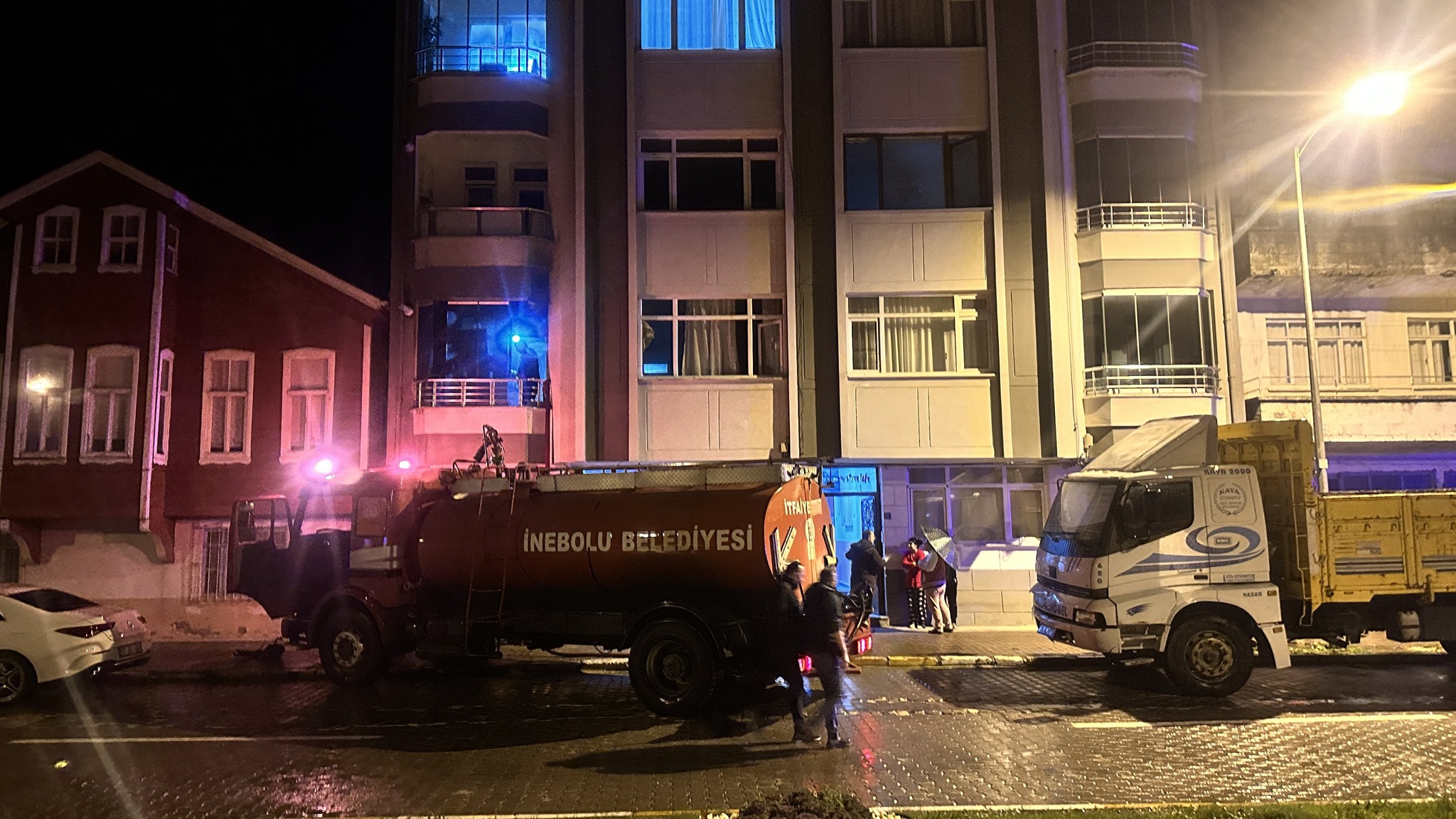 Art arda iki yangın! İtfaiye bir yangını söndürdüğü diğerine koştu...!